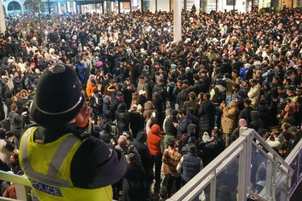 Thousands Turn Up for New Year Fireworks That Never Existed After AI ...